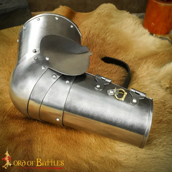 Brassards en acier poli du XIVe siècle avec coudières